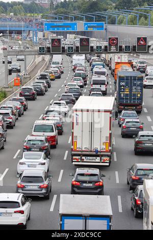 Stau auf der Autobahn DEU, Deutschland, Hamburg: Fahrzeuge stauen sich ...