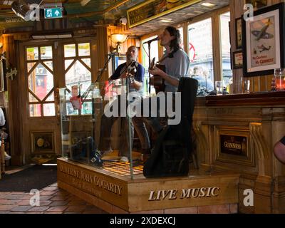 Interior of traditional Temple bar pub, Dublin, Ireland Stock Photo - Alamy