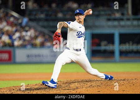Los Angeles Dodgers pitcher Anthony Banda (43) throws during a MLB game ...