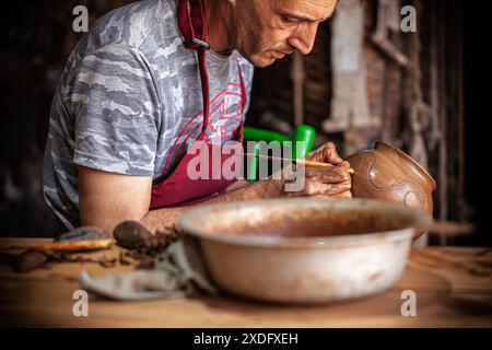 Canarian potter making a clay pot Stock Photo - Alamy