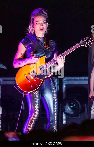 Gitarristin Kiki Wong von der Band The Smashing Pumpkins bei ihrem ...