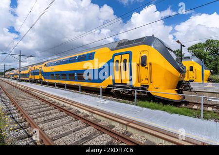 Nederlandse Spoorwegen VIRM trains at Enkhuizen railway station Stock ...