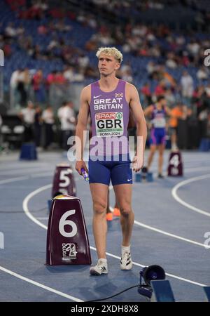 Charlie Carvell competing in the mixed 4x400m relay final at the ...