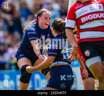 Courtney Keight of Bristol Bears Women looks for the opening as she ...