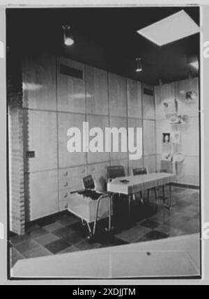 Chicago Printed String Co., 225 5th Ave., New York City. Buyer's table ...