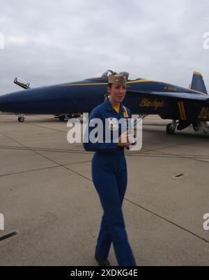 Lt. Commander Amanda Lee next to Blue Angel 3 F/A-18 Stock Photo - Alamy