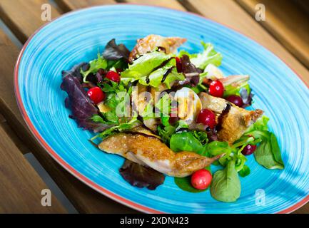 Salad with quail, berries and sauce Stock Photo - Alamy