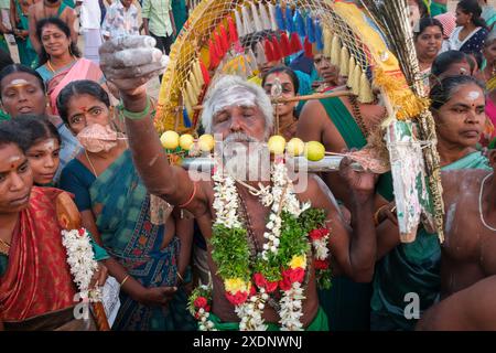 A guru with body piercing celebrate on the beach in Tiruchendur Stock ...