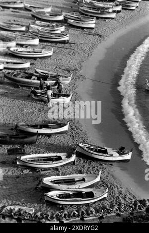 Fischerboote liegen am Strand von Tossa de Mar, Katalonien 1957 ...