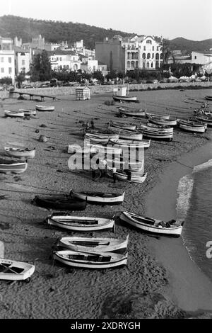 Fischerboote liegen am Strand von Tossa de Mar, Katalonien 1957 ...