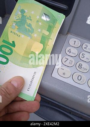 Cash transactions with euro notes, paying in the european union Cash ...