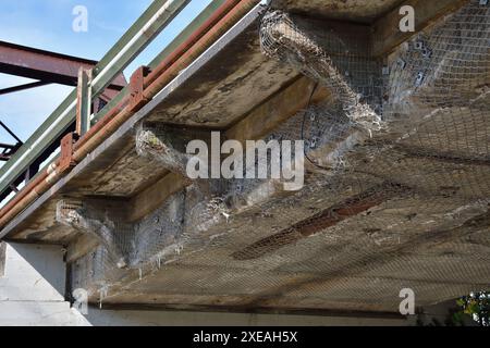 Corrosion damage on a concrete bridge Stock Photo - Alamy