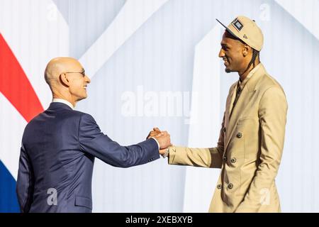 Washington Wizards center Alex Sarr, left, and Dallas Mavericks forward ...