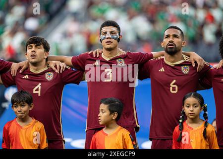 Venezuela defender Jon Mikel Aramburu (4) and Mexico midfielder Luis ...