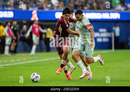 Venezuela defender Jon Mikel Aramburu (4) and Mexico midfielder Luis ...