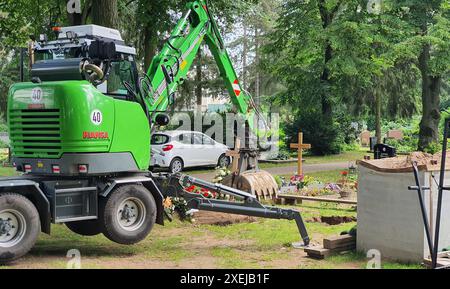Grave filling in cemetery Stock Photo - Alamy