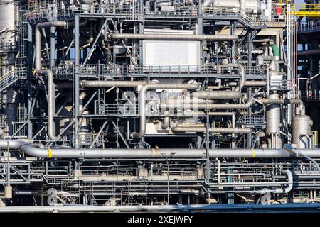 Part of refinery facility with complicated pipe system Stock Photo - Alamy