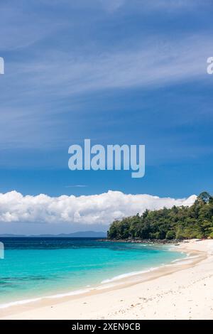Exotic Paal Beach with white sand a bright turquoise ocean water in ...