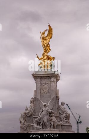 The Golden Angel of Victoria Memorial is the iconic symbol of London ...