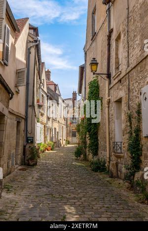 Senlis, medieval city in France, ancient houses in the center Stock ...
