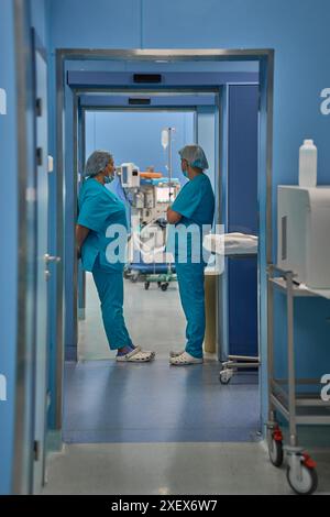 nurses are talking in the operating room Stock Photo - Alamy