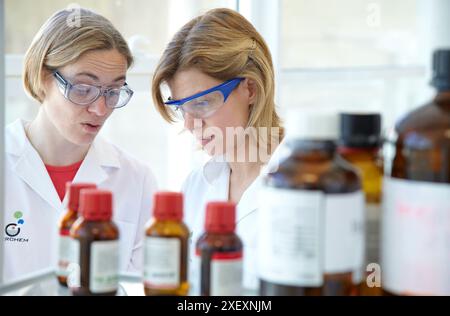 Preparing solution samples for column chromatography, synthesis lab ...