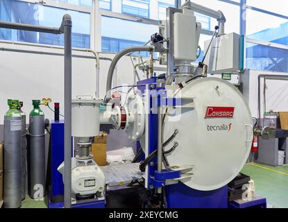 Melting and vacuum casting furnace, Consarc vacuum oven, Foundry ...