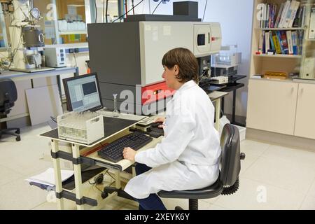 ICP-OES. Inductively coupled plasma atomic emission spectroscopy (ICP ...