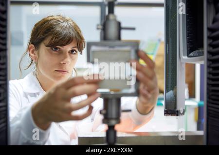Silicone tensile test. Homologation of architectural elements ...