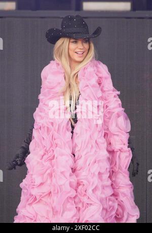 Shania Twain performing on the Pyramid Stage, at the Glastonbury ...