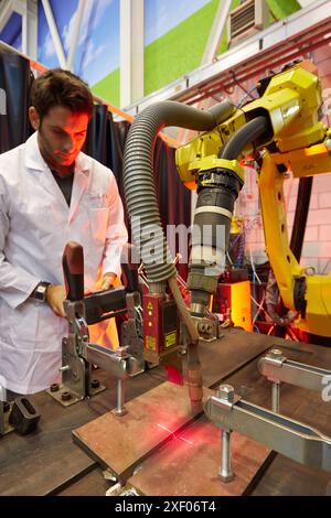 Shipweld Monitoring the joint geometry for adaptive control of welding ...