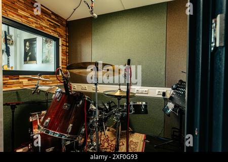 full set of acoustic drum inside studio sound booth Stock Photo - Alamy