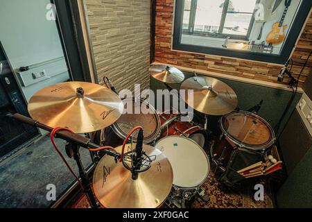 full set of acoustic drum inside studio sound booth Stock Photo - Alamy