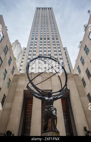 The famous Atlas bronze sculpture in the Rockefeller Center complex in ...