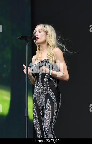 LONDON, ENGLAND - JUNE 30: Michelle Joy of ‘Cannons’ performing at ...