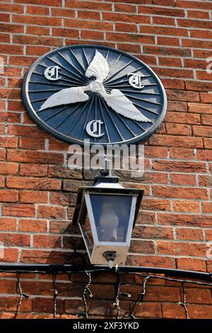 CTC Winged Wheel, Castle Hotel, Devizes, Wiltshire Stock Photo - Alamy
