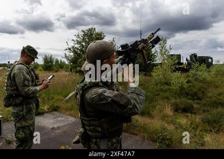 VREDEPEEL - Military personnel from the DGLC practice with counter ...