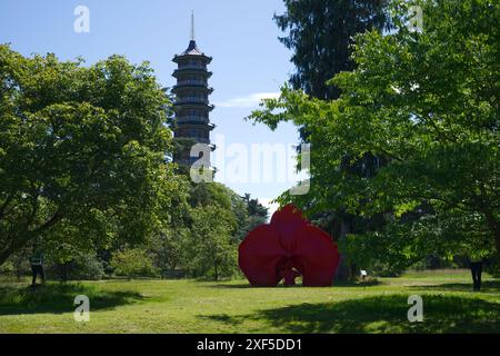 Light into Life (The Evolution of Forms) 2024 by Marc Quinn at Kew ...