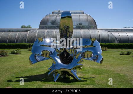 Light into Life (The Evolution of Forms) 2024 by Marc Quinn at Kew ...