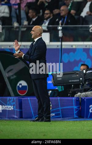 Portugal coach Roberto Martinez shouts during the Nations League final ...
