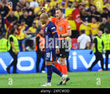 Gelbe Karte fuer Donyell Malen (Niederlande, #18) Schiedsrichter Felix ...