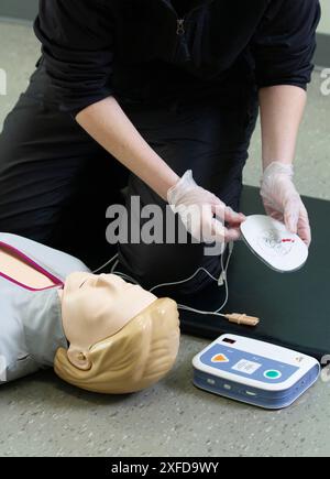 First responce worker demonstrades CPR and proper defibrillator ...