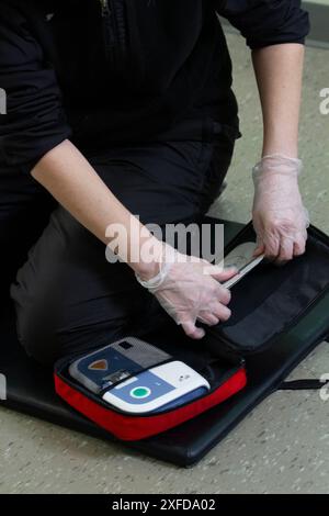 First responce worker demonstrades CPR and proper defibrillator ...