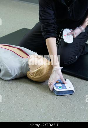 First responce worker demonstrades CPR and proper defibrillator ...