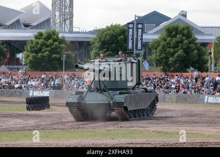 A Centurion tank driving around the arena at Bovington Tank Museum ...