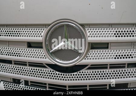 Mercedes Benz The emblem, located on the bonnet of the cars, represents ...