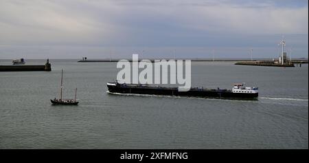 Inland motor tanker Montana moving through Zeebrugge harbour. In the ...