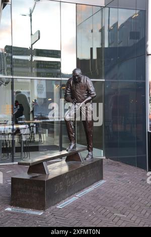 Bronze sculpture of Ajax trainer & club icon Bobby Haarms by Hans Jouta ...