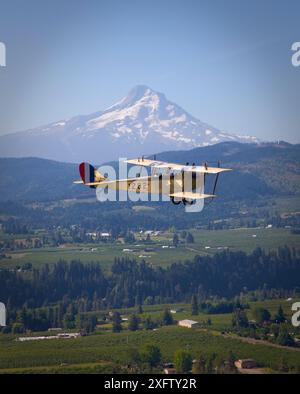 Curtiss Jenny flying over Hood River Valley, Oregon Stock Photo - Alamy