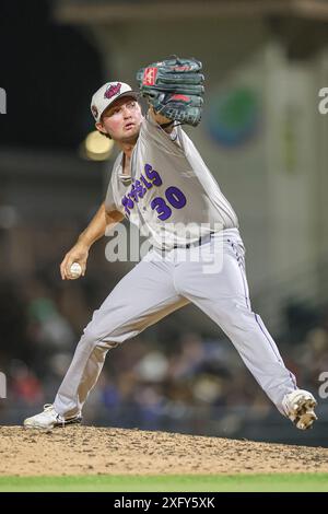 Fort Myers Mighty Mussels pitcher Dylan Questad (17) delivers a pitch ...